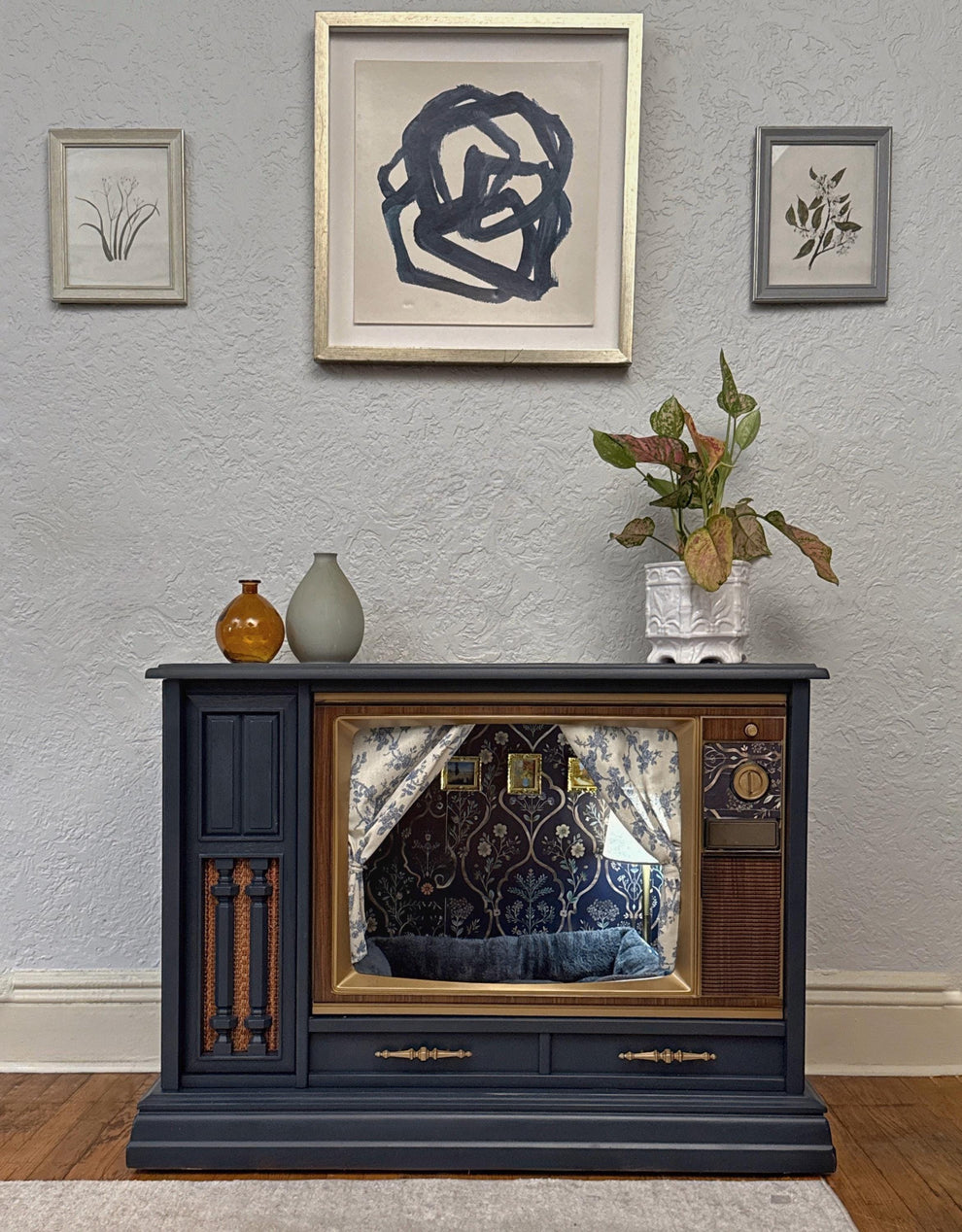 Pet bed upcycled from 1970s RCA-TV – Nostalgic Nooks